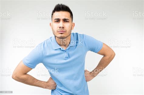 파란색 티셔츠를 입은 백인 잘생긴 남자가 포즈를 취하고 흰색 스튜디오 배경에서 열등하지 않습니다 20 24세에 대한 스톡 사진 및 기타 이미지 Istock