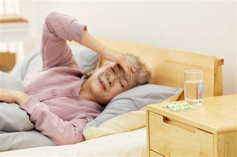 生病的老人卧床休息高清图片下载 正版图片507607607 摄图网