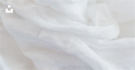 흰색 시트가 있는 침대 클로즈업 사진 Unsplash의 무료 리넨 이미지