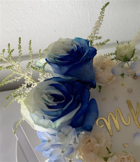 버터플라이케이크 웨딩케이크 연예인케이크 생화케이크 꽃케이크 3단케이크 행사케이크 돌케이크 블루를 좋아하시는 친구분께 드린다고 주문해주셨습니다💙 쨍한