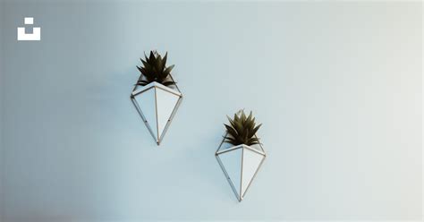 스테인레스 스틸 수건 걸이에 흰색 수건 사진 Unsplash의 무료 실내 이미지