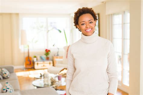 아름다운 젊은 아프리카 계 미국인 여자 미소 자신감 에 카메라 보여주는 치아 건강한 생활방식에 대한 스톡 사진 및 기타 이미지 건강한 생활방식 곱슬 머리 긍정적인