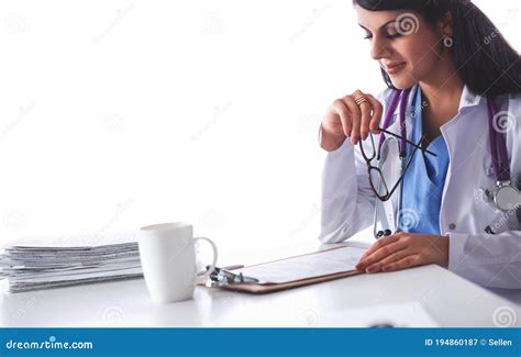 Bella Joven Y Sonriente Doctora Sentada En El Escritorio Imagen De Archivo Imagen De