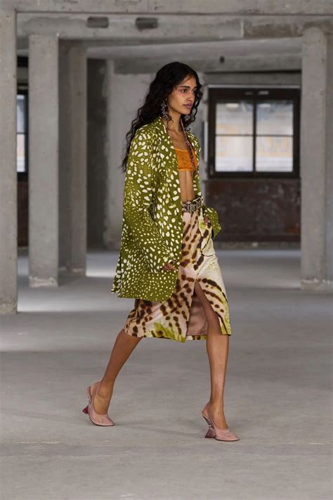 Як носити зелений колір цього літа 4 наймодніші поєднання Читайте на Ukr Net