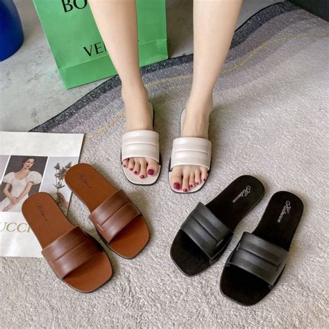 [ส่งเร็วพิเศษ ] รองเท้าแตะแบบสวม แฟชั่นสไตล์เกาหลี ยางพารา สีเรียบ น้ำหนักเบา T11 Th