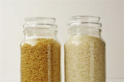 음식 배경입니다 갈색 유리 Jarcopy 공간에서 건강 한 쌀입니다 생 쌀된 브라운 라이스입니다 제로 폐기물유리 그릇