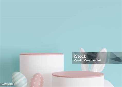 부활절 달걀 토끼 귀 파란색 배경에 복사 공간이 있는 두 개의 연단 제품 화장품 프리젠 테이션을위한 무대 부활절 모형 받침대