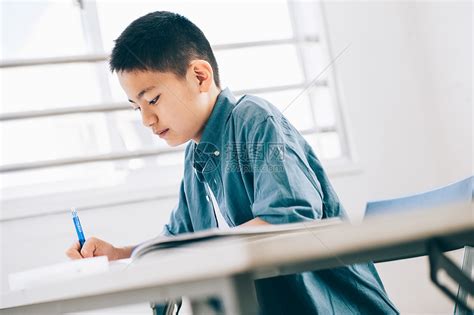 认真上课的青年高清图片下载 正版图片 摄图网