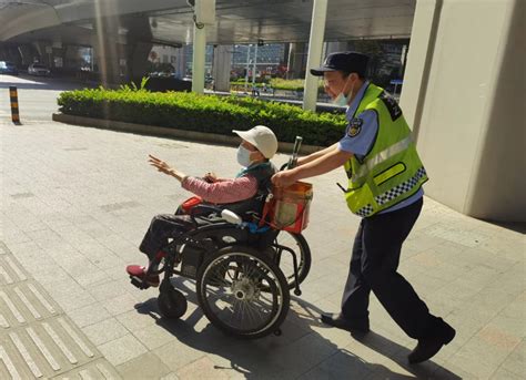硚口路上的交通辅警老朱澎湃号·政务澎湃新闻 The Paper