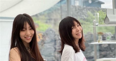 황신혜 딸 이진이와 수영복 뒤태까지 닮았네 자매라 해도 믿겠어