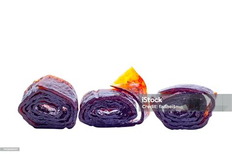 홈메이드 유기농 채식주의 자 천연 파스 티 롤에 과일 페이스트의 조각 딸기와 과일로 만든 맛 있는 지옥 캔디 클리핑 패스와 흰색 배경에 고립 0명에 대한 스톡 사진 및 기타