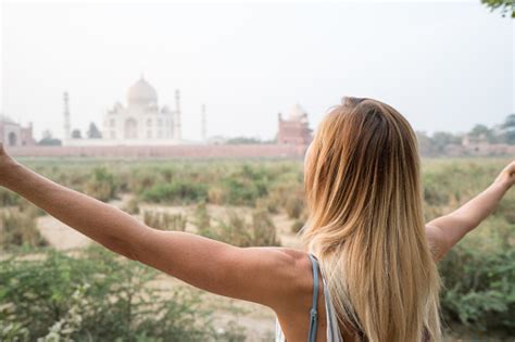 젊은 여 자가 팔 일몰자유와 긍정적인 감정에서 유명한 타지마 할에서 뻗은 관광객에 대한 스톡 사진 및 기타 이미지 관광객 인도 인도아 대륙 Unesco 조직된 단체