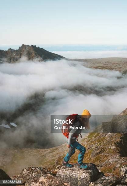 노르웨이에서 배낭을 들고 하이킹을 하는 여성 여행자 여행 야외 등반 어드벤처 여행 활동 건강 라이프 스타일 익스트림 스포츠 여름 활동 건강한 생활방식에 대한 스톡 사진 및