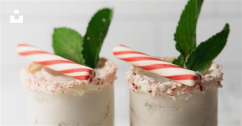 흰색 액체와 얇게 썬 레몬이 든 두 개의 투명한 음료수 잔 사진 Unsplash의 무료 숟가락 이미지