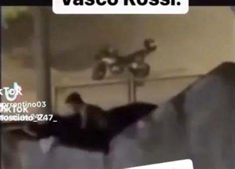 Vasco Rossi A Salerno Due Ragazzi Fanno Sesso Durante Il Suo Concerto Video Cultweb It