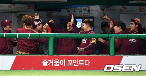 사진 김하성 역전 투런포에 환호하는 넥센 더그아웃