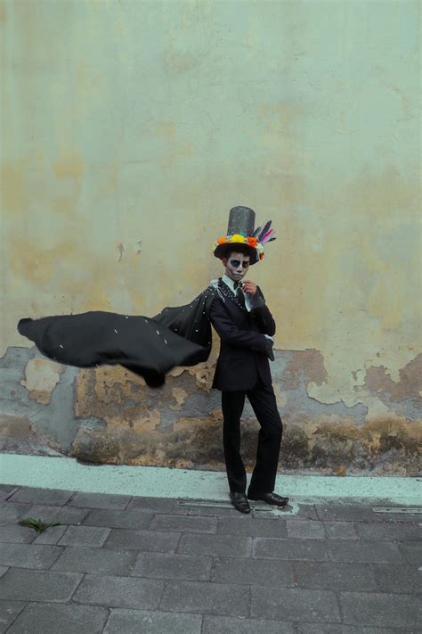 기념 깃털 남자 디아 데 로스 미아 테스 멕시코 멕시코 문화 멕시코 전통 멕시코 휴가 모자 문화 축하 문화적 벽 배경 보도 생생한 색상 서 있는