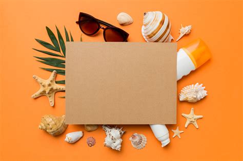 컬러 배경에 빈 인사말 카드와 빈 공예 종이가있는 여름 시간 개념 텍스트 상단보기를위한 공간으로 분리 된 프레임 모양의 바다 해안에서 조개 껍질 0명에 대한 스톡 사진 및