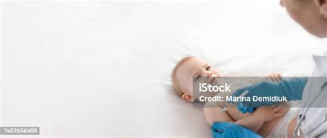 의사가 클리닉에서 아기 예방 접종을합니다 어린 아기는 주사를 맞습니다 신생아 예방 접종을하는 소아과 의사 유아를위한 백신 어린이 예방 접종 어린이 예방 접종 건강 개념