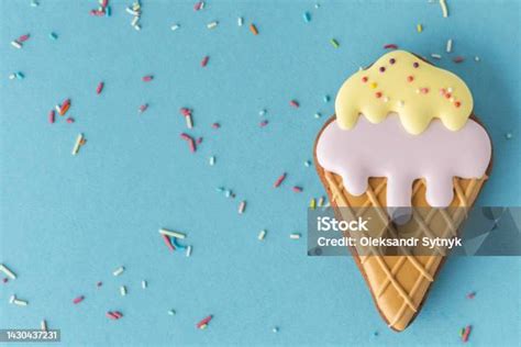 파스텔 색상이 장식 된 아이스크림 모양의 수제 진저 브레드 쿠키 빈티지 세련된 생일 패스트리 배경 텍스트를위한 여유 공간 파란색