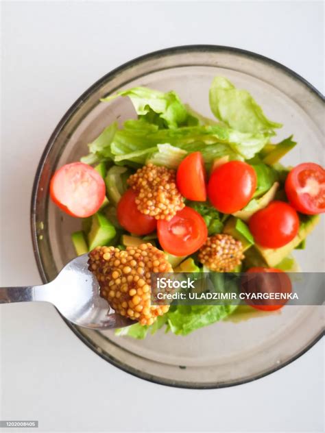 야채 샐러드 야채 샐러드 비가타리안 음식 건강한 음식에 프랑스 겨자를 추가하기위한 조미료 신선한 야채 샐러드에 올리브 오일을 붓는 여성 요리사 러시아에 대한 스톡 사진 및