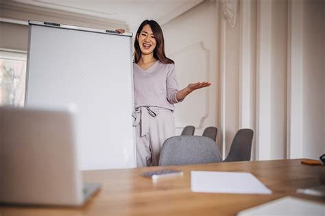 화상 회의 통화를하고 화이트 보드에 차트를 보여주는 사업가 경영자에 대한 스톡 사진 및 기타 이미지 경영자 기업 재무와 산업 낮 Istock