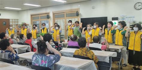 대한노인회 대구연합회 원예치료봉사단 반려화분도 만들고 율동도 하고 대한노인회 노인자원봉사