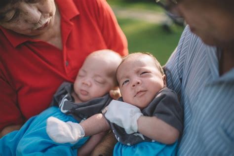 너무 다른 쌍둥이 외모헉 아빠가 두 명이었다 한국경제