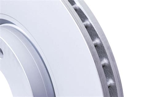 흰색 배경에 고립 된 디스크 브레이크 자동차 부품입니다 브레이크 디스크로 터 흰색 절연 브레이크 디스크입니다 자동차 부품입니다