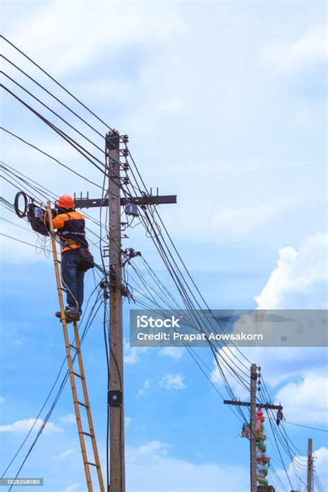 나무 사다리에 기술자는 흐린 하늘에 대한 전기 극에 인터넷 스플리터 상자에 광섬유 케이블을 확인 광섬유의에 대한 스톡 사진 및