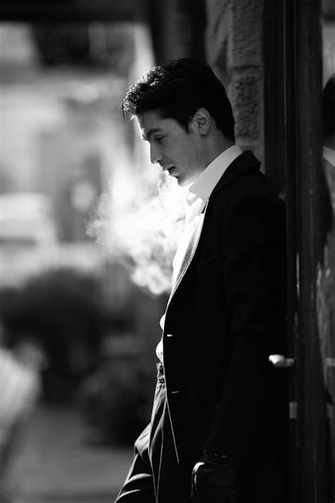 걷고 있는 당기는 모래 바다 블랙 앤 화이트 수직 쐈어 의자 잘 차려입다 잡고 있는 패션 사진 포즈를 취하는 해변에 관한 무료 스톡 사진