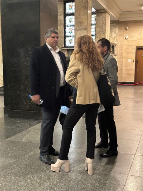 ПЪРВО В ПИК Tv Доведоха с белезници в съда Петя Банкова и Стефан Димитров ВИДЕО СНИМКИ