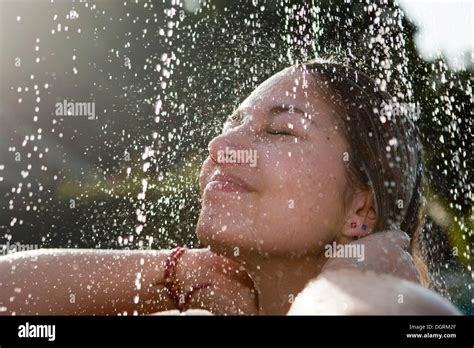 Unter Der Dusche Fotos Und Bildmaterial In Hoher Aufl Sung Alamy