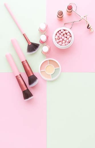 메이크업 제품 파스텔 색상 핑크 민트 배경 평면 누워에 장식 화장품 패션과 뷰티 컨셉 평면도 복사 공간 0명에 대한 스톡 사진