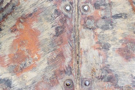 강 모래를 뿌린 철 손톱과 풍화 및 금이 표면 나무 합판 바닥의 질감 텍스트 디자인에 대한 복사 공간 및 장소와 추상 수직 배경 0명에 대한 스톡 사진 및 기타 이미지