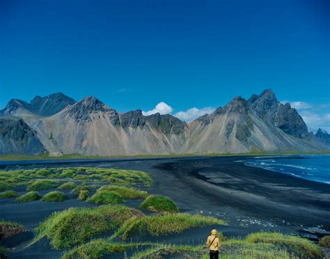 4k 비디오 Bmw Hd 벽지 Vestrahorn 검은 모래 해변 경치가 좋은 고요한 공중 비디오 관광 광야 길가 녹지 대서양 도로 드론 비디오