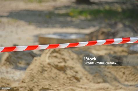 빨간색과 흰색 테이프는 건설 또는 수리 작업 장소를 둘러 쌉니다 0명에 대한 스톡 사진 및 기타 이미지 0명 가리기 개념 Istock