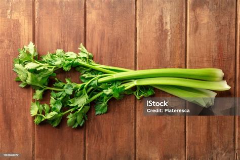 신선한 유기농 셀러리 잎과 줄기의 사진 어두운 소박한 나무 바탕에 상단에서 촬영 배경 주제에 대한 스톡 사진 및 기타 이미지 배경 주제 샐러리 어두운 색 Istock