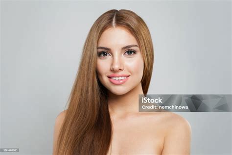 긴 머리와 신선한 깨끗한 피부 스튜디오 초상화 회색 배경에 아름다움 여자 자연스러운 화장품과 귀여운 미소를 가진 여성 모델의 아름다운 얼굴 20 24세에 대한 스톡 사진 및