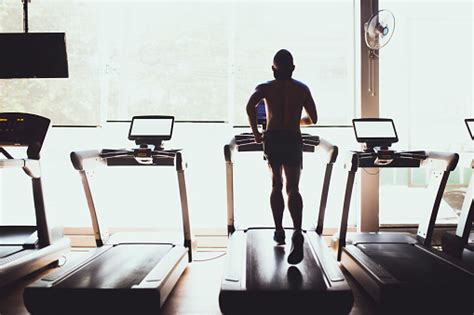 운동 디딜 방 아 심장 달리기 운동 피트 니스 체육관에서 여자의 체중 감량을 위한 기계 에어로빅 슬림 하 고 건강 한 아침에