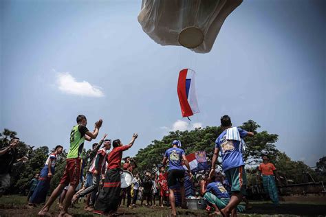 Dvb ကရင်ပြည်နယ် ခလယ်စံပြကျေးရွာက လှေပြိုင်ပွဲ ဓာတ်ပုံ