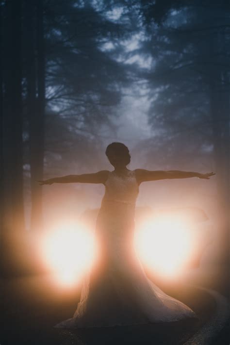 낮에 나무 앞에 서 있는 검은 셔츠를 입은 남자 사진 Unsplash의 무료 회색 이미지