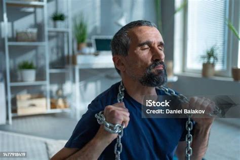 건강을 유지하기 위해 집에서 등척성 운동을 하는 성숙한 운동선수 50 54세에 대한 스톡 사진 및 기타 이미지 50 54세