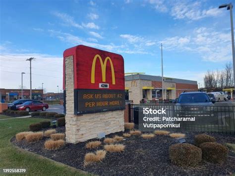 맥도날드는 세계에 봉사하는 패스트 푸드 레스토랑 사업입니다 Mcdonalds에 대한 스톡 사진 및 기타 이미지 Mcdonalds 치킨 너겟 Big Mac Istock