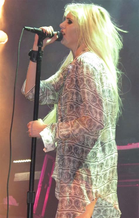 Taylor Momsen Got Lapdance From Jenna Haze On Stage In House Of Blues 11 Gotceleb