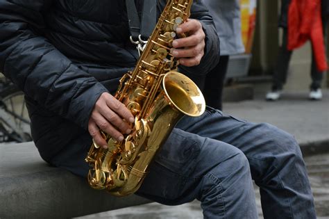 거리 사진 거리 예술가 거리 음악가 공공 장소 공연 기와 까만 재킷 나타내는 남자 연주 도시 생활 도시의 삶