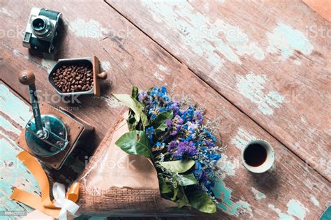 상위 필터 꽃 및 나무 배경 컬러 복고풍 스타일 커피 지상에 물 붓는 지상 커피의 보기 텍스트에 대 한 공간을 복사 합니다 태국 갈색에 대한 스톡 사진 및 기타 이미지