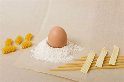 다양한 종류의 파스타 신선한 계란 밀가루를 갈색 요리 용지에 클로즈업 개념에 대한 스톡 사진 및 기타 이미지 개념 건강한 식생활 건조한 Istock