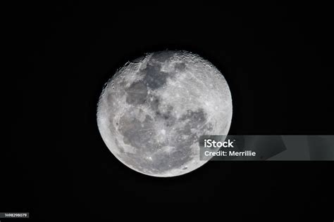 Luna Gibosa Menguante Al 92 Por Ciento Iluminada Con Nubes A La Deriva