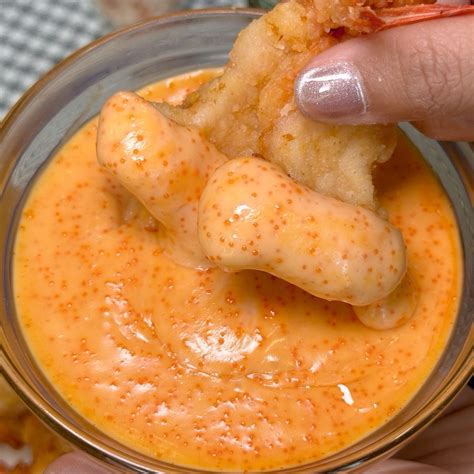 Eat Here วิธีทำ 1 ตั้งกระทะใส่กระเทียมลงไปเจียวสีเหลืองสวย 2 ใส่ถั่วงอก แคร์รอต เลือดหมู